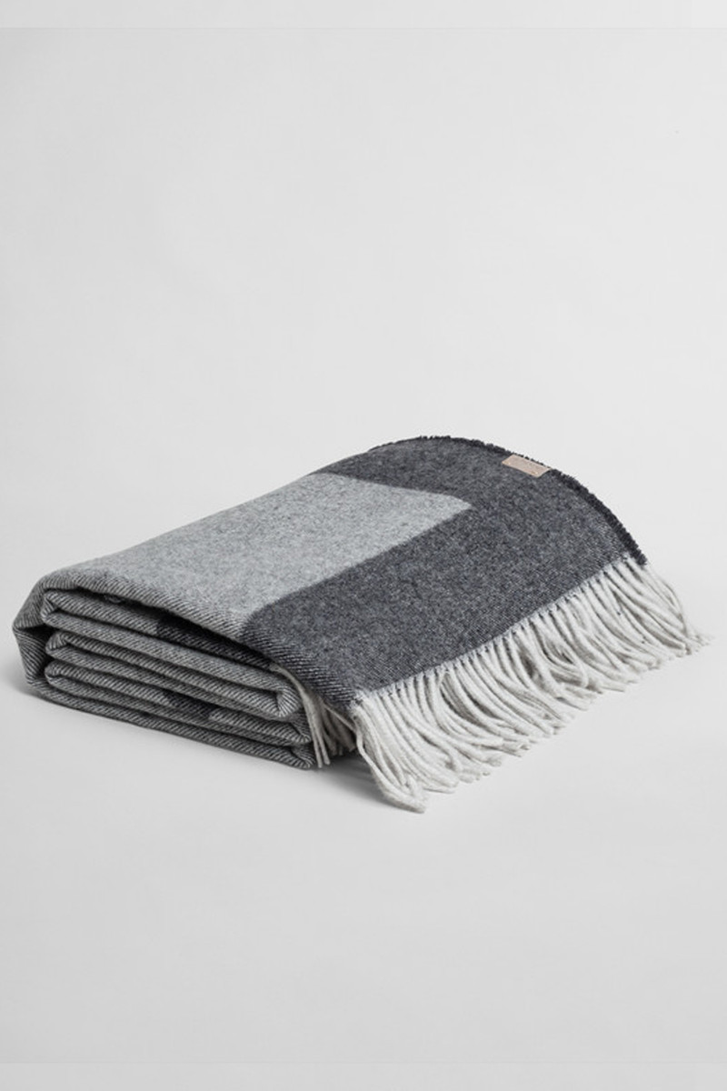 PRIKRÝVKA GANT DIAMOND G THROW 130X180 GREY | GANT SK