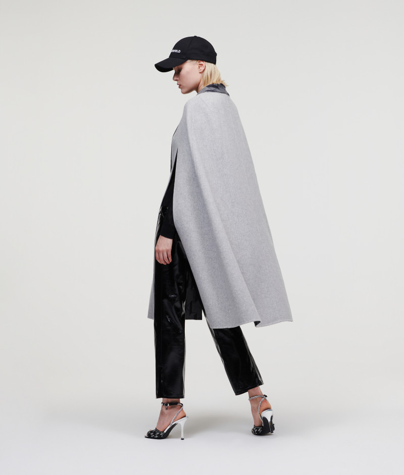 KABÁT KARL LAGERFELD REVERSIBLE CAPE W/ MONOGRAM LIGHT GREY/KL MONOGRAM ...