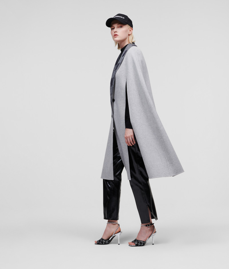 KABÁT KARL LAGERFELD REVERSIBLE CAPE W/ MONOGRAM LIGHT GREY/KL MONOGRAM ...