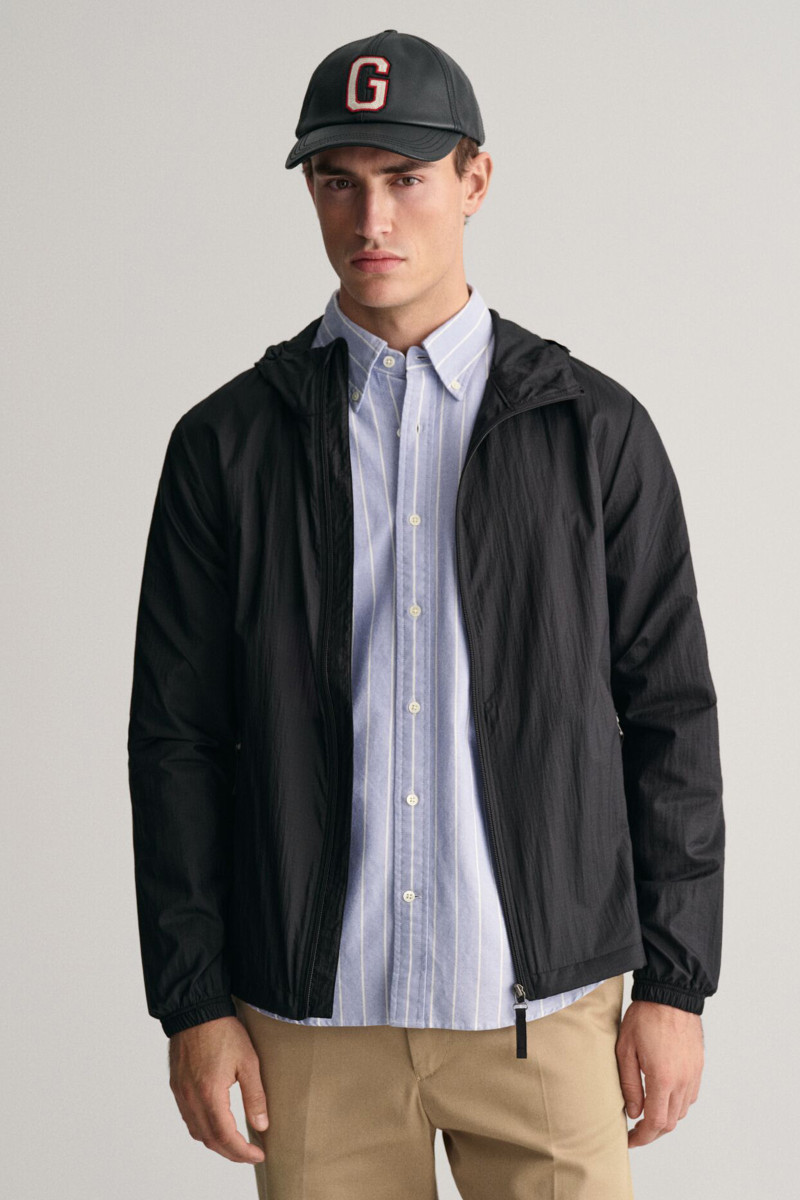 BUNDA GANT PACKABLE LIGHT WINDBREAKER EBONY BLACK | GANT CZ